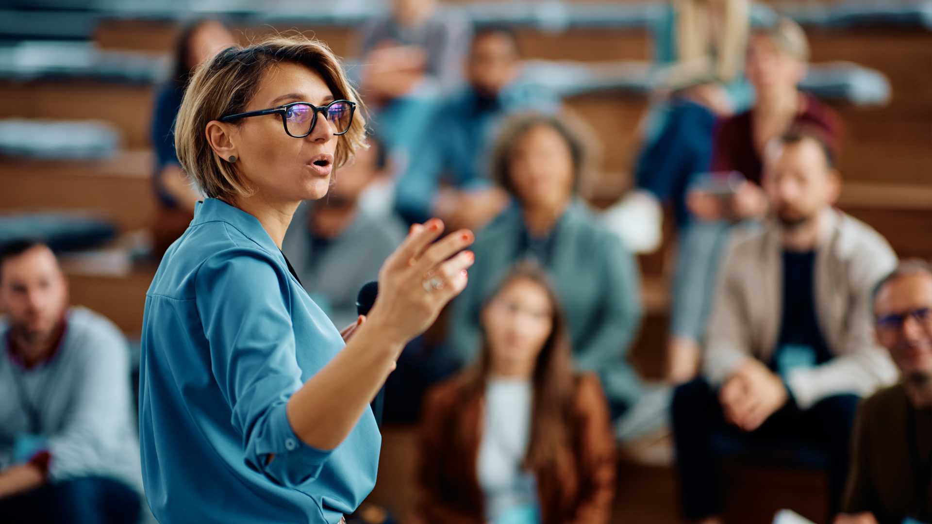 Driving Audience Engagement Through Conversational Presenting